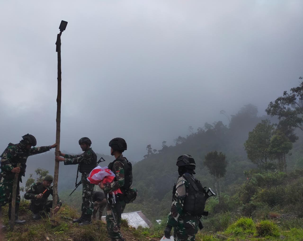 Menjelang HUT RI Ke 78 Satgas Mobile Raider 300 Giat Terangi Jalan di ...